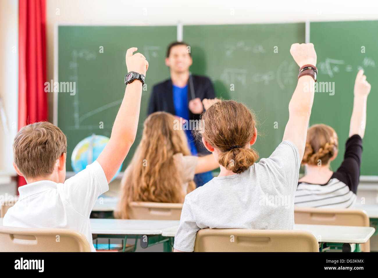 Classe de l'école enseignant donnant leçon devant un tableau noir ou du ...