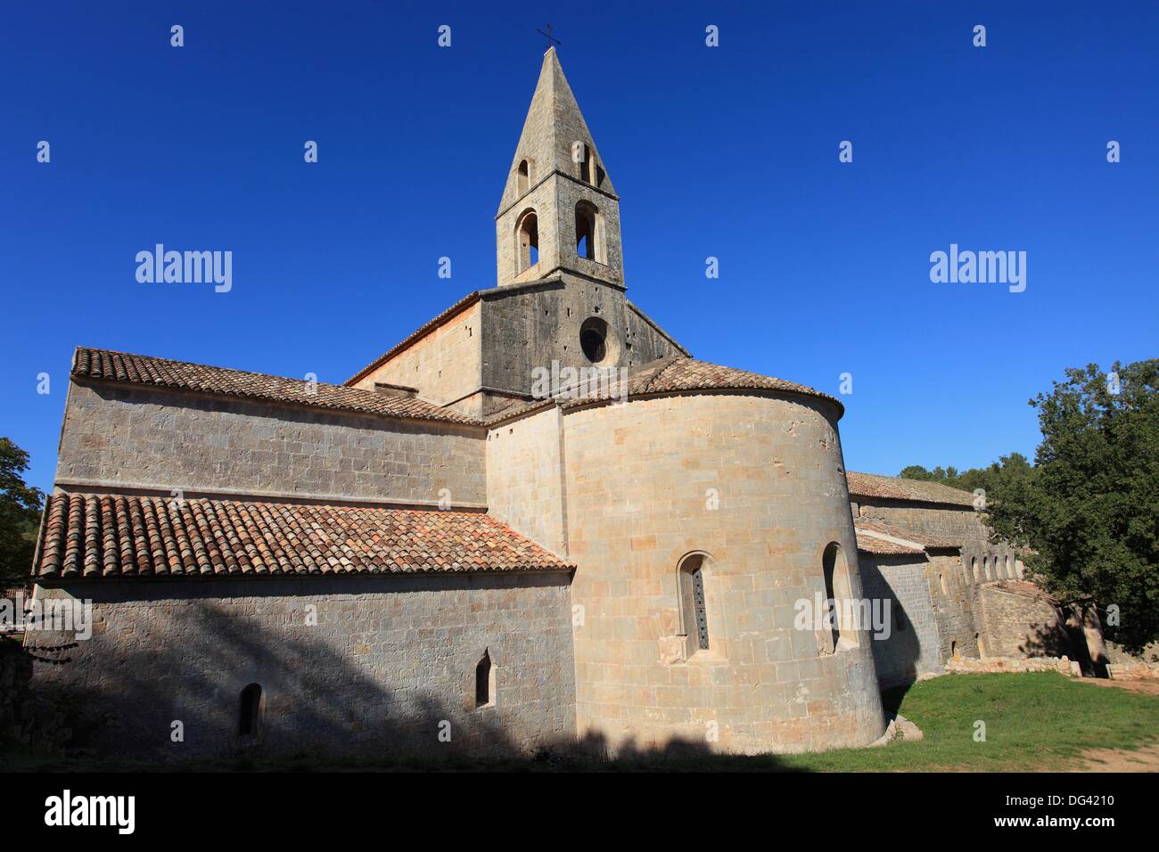 Cloister abbaye du thoronet var Banque de photographies et d’images à haute résolution - Alamy