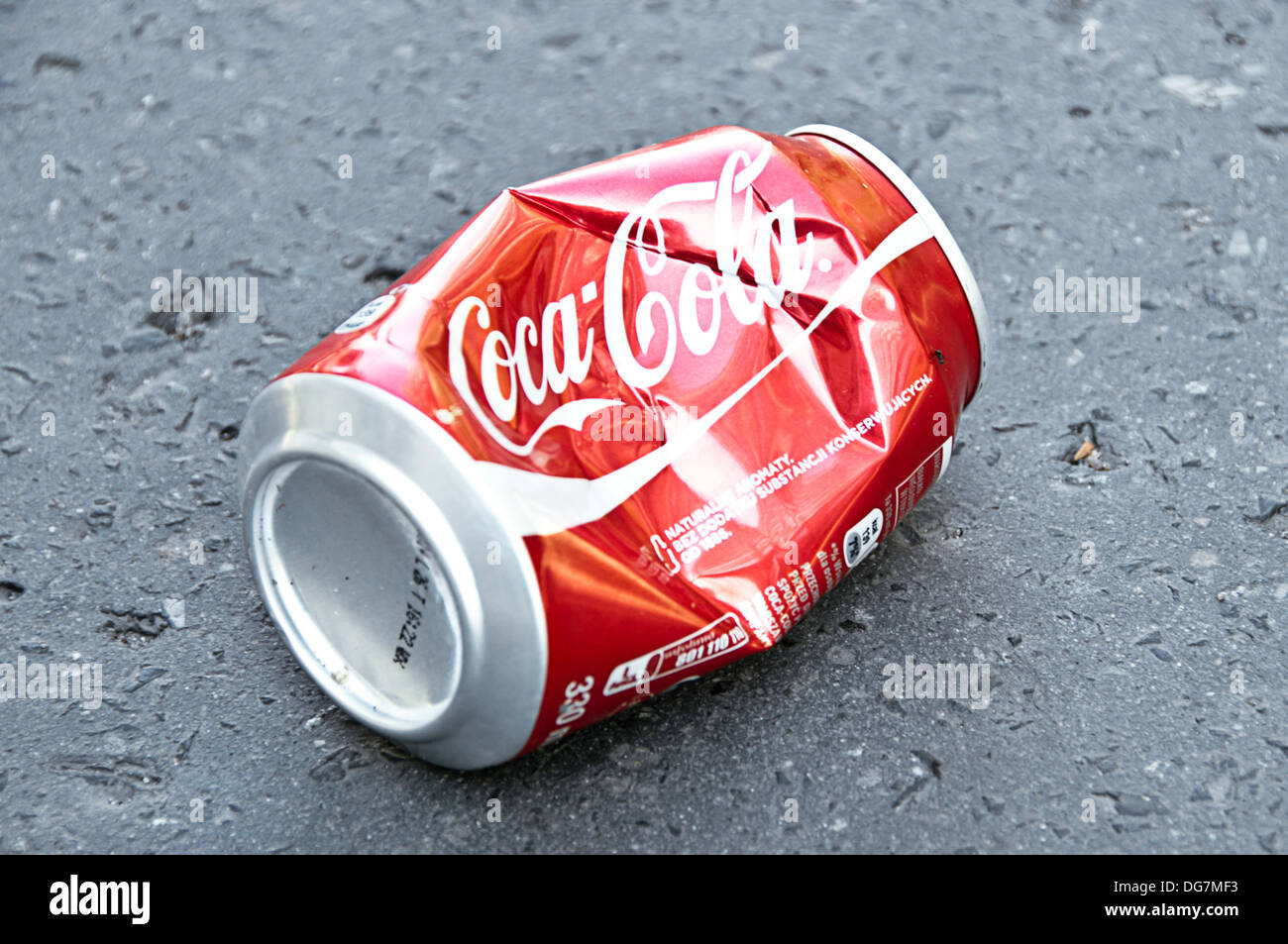 Crushed Can Coca Cola Banque d'image et photos - Alamy