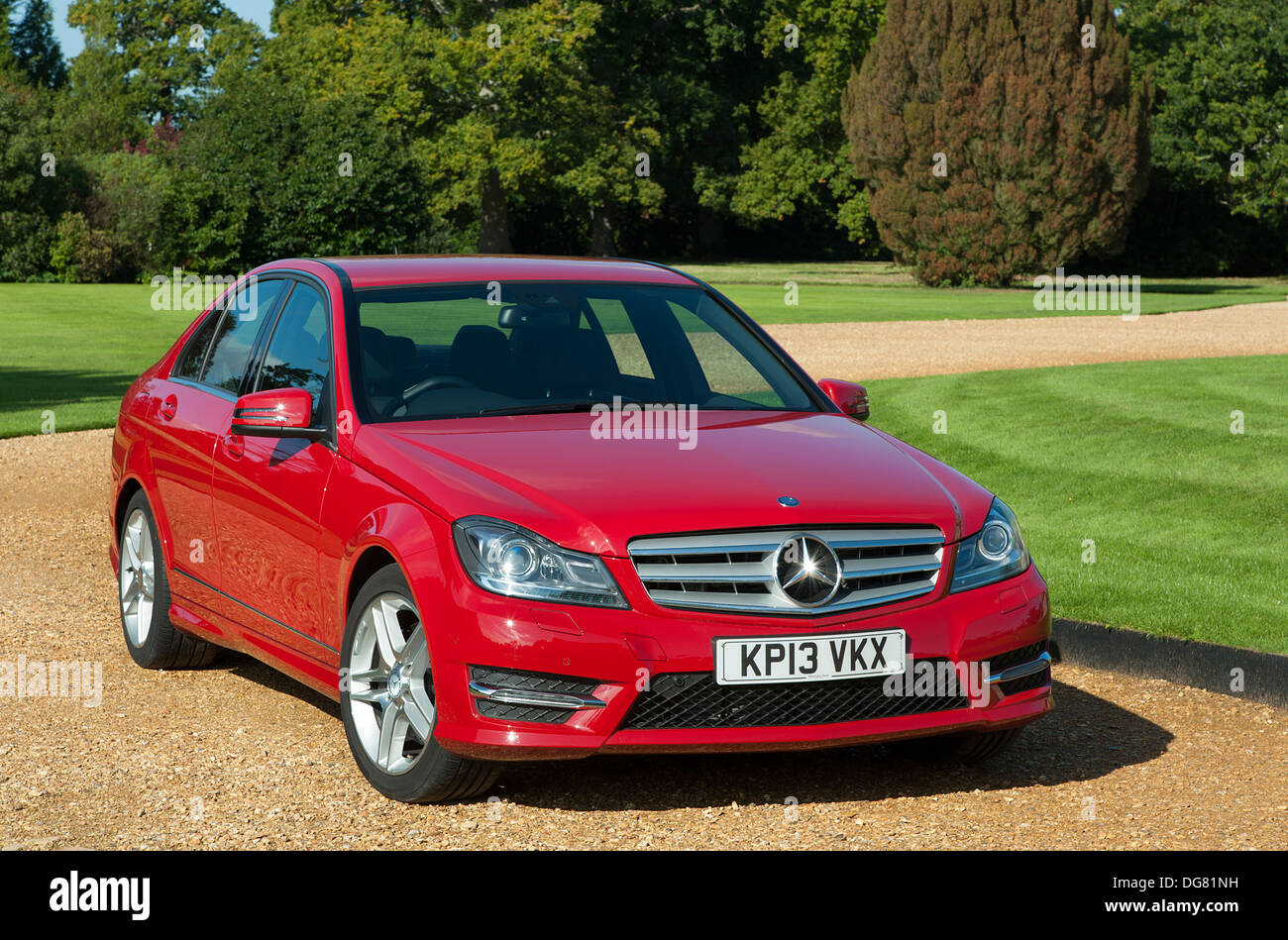 Mercedes benz rouge Banque de photographies et d’images à haute ...