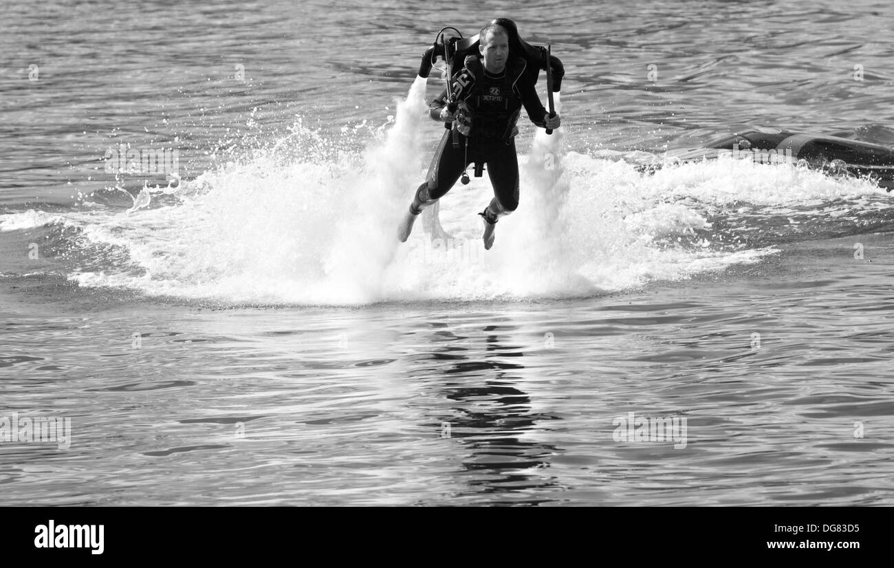L'homme à l'essai d'un jet pack de propulsion à eau (jet Lev) à grande ...