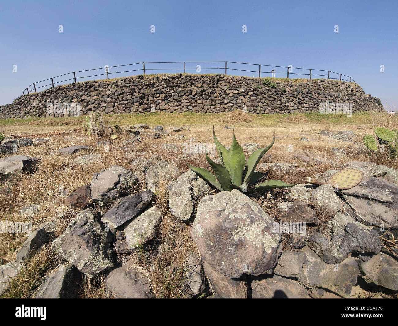Pyramid of cuicuilco Banque de photographies et d’images à haute ...