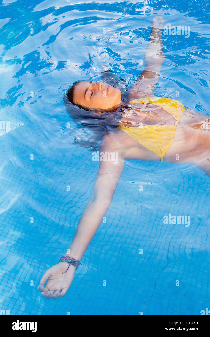 Fille En Bikini Jaune Au Bord De La Piscine Banque De Photographies Et