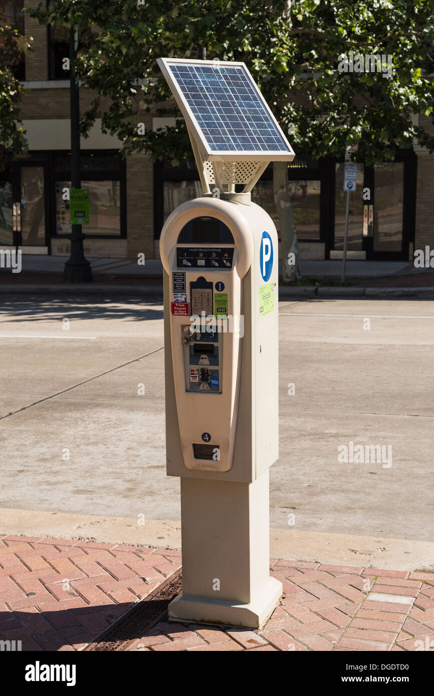 Solar powered parking meter Banque de photographies et d’images à haute ...