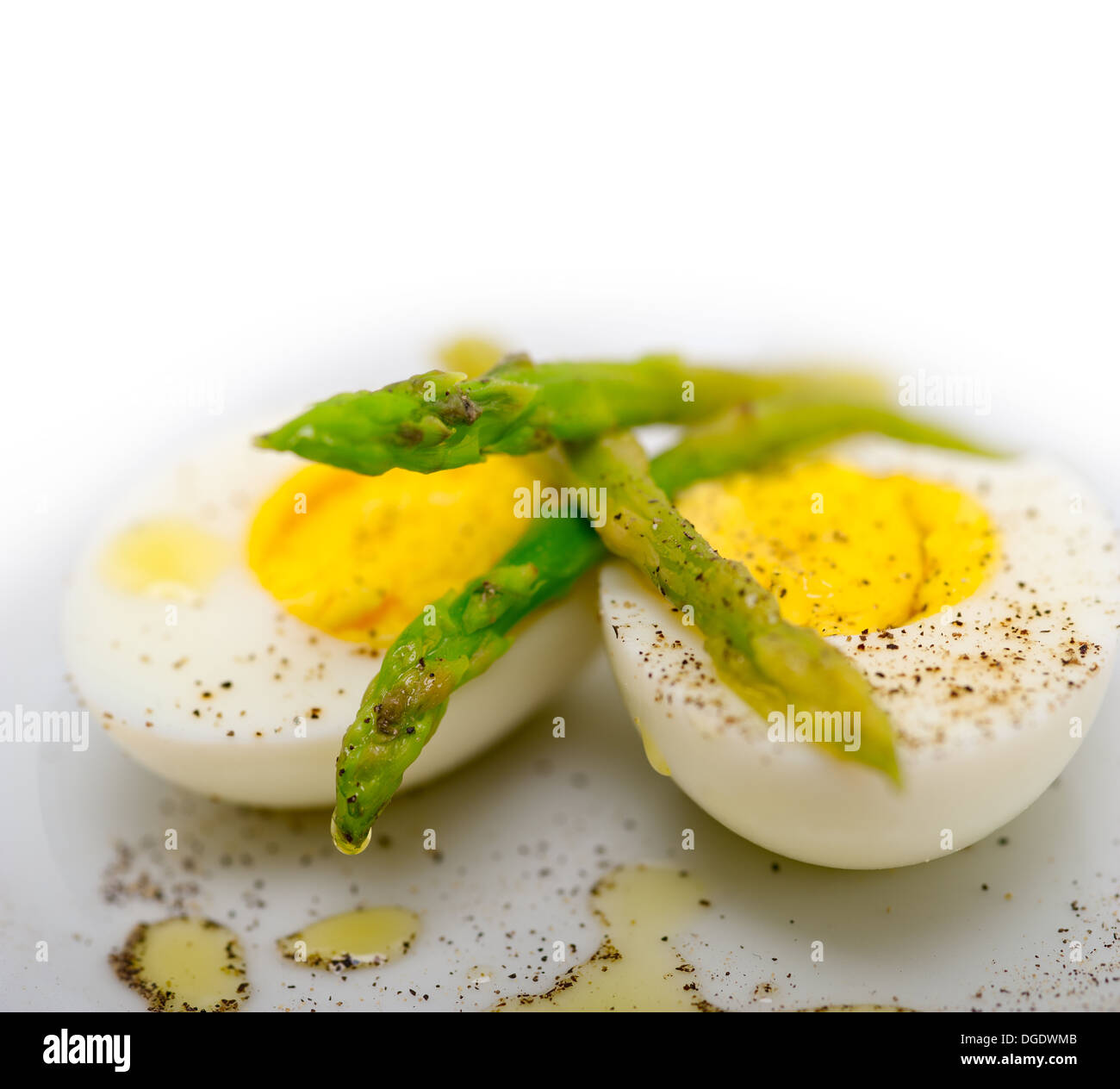 Asperges vertes fraîches bouilli et les oeufs avec l'huile d'olive ...