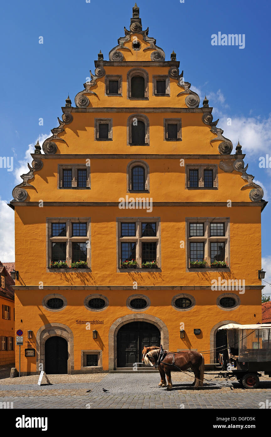 Ancien grenier avec un toit en pente raide et Baroque voluted gable ...