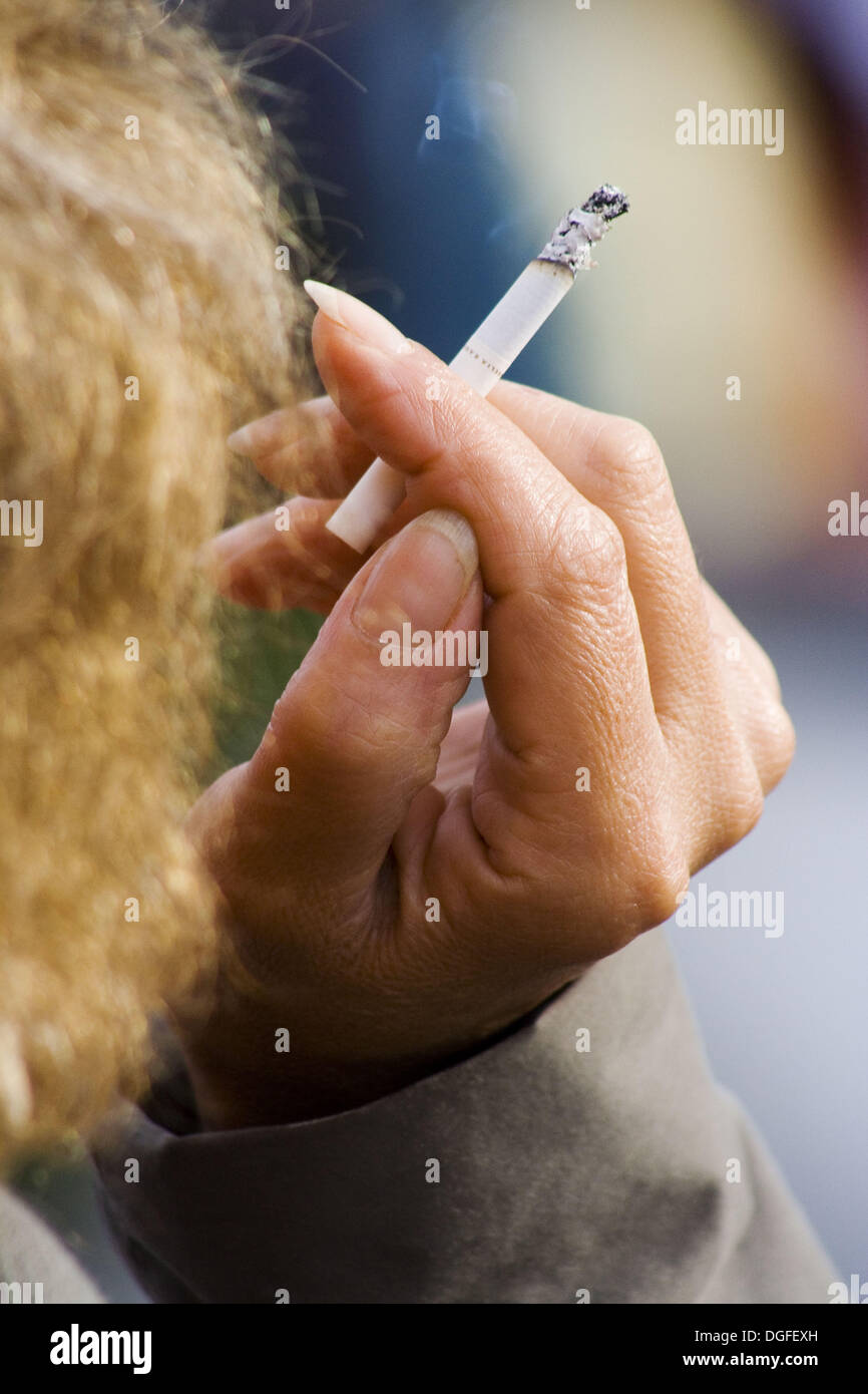 France smoking cigarette Banque de photographies et d’images à haute ...