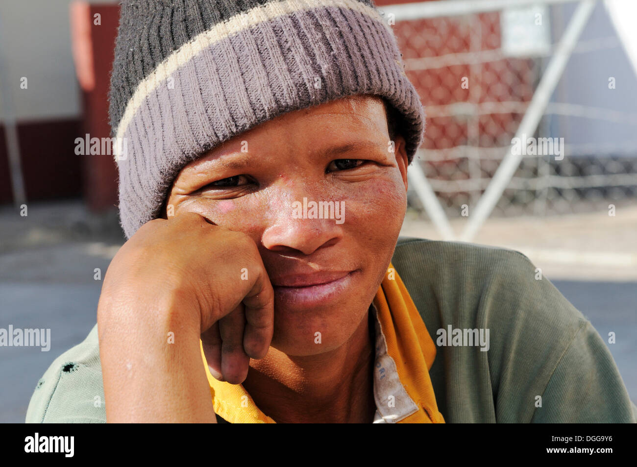 Smiling namibian man Banque de photographies et d’images à haute ...