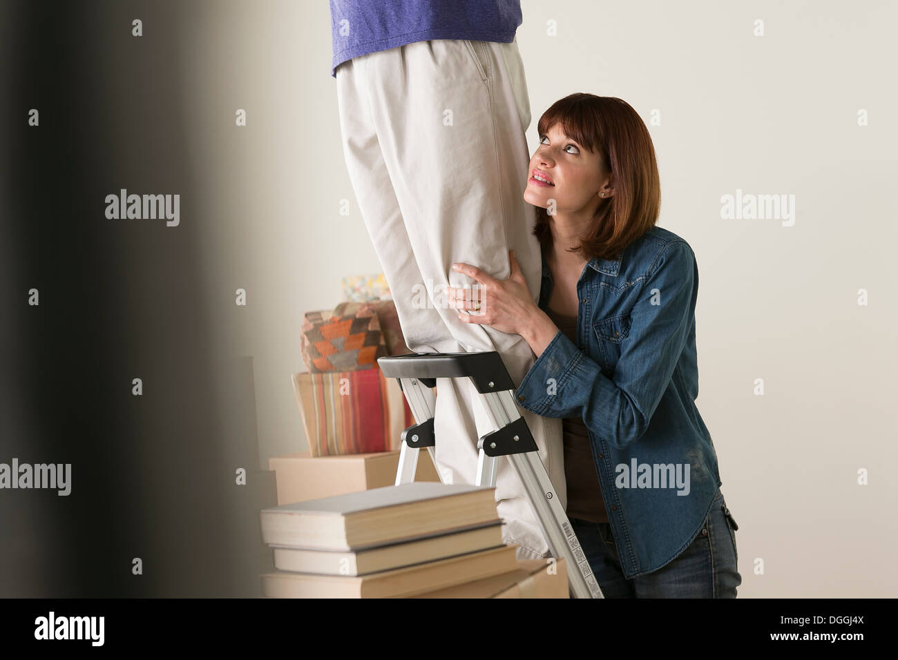 Femme sur escabeau Banque de photographies et d’images à haute ...