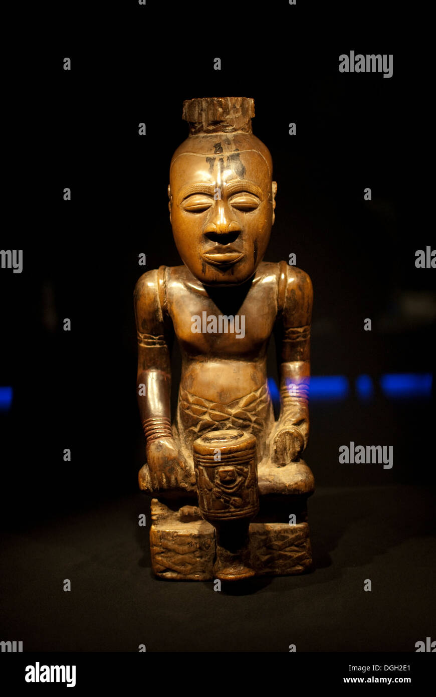 Ce - Ndop la statue d'un roi kuba -, est l'une des plus anciennes ...