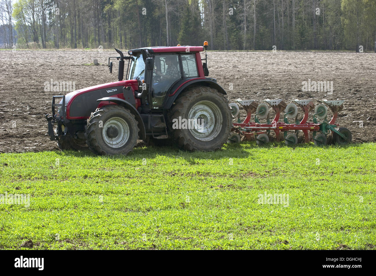 Champ de labour avec tracteur Valtra quatre charrue réversible de ...