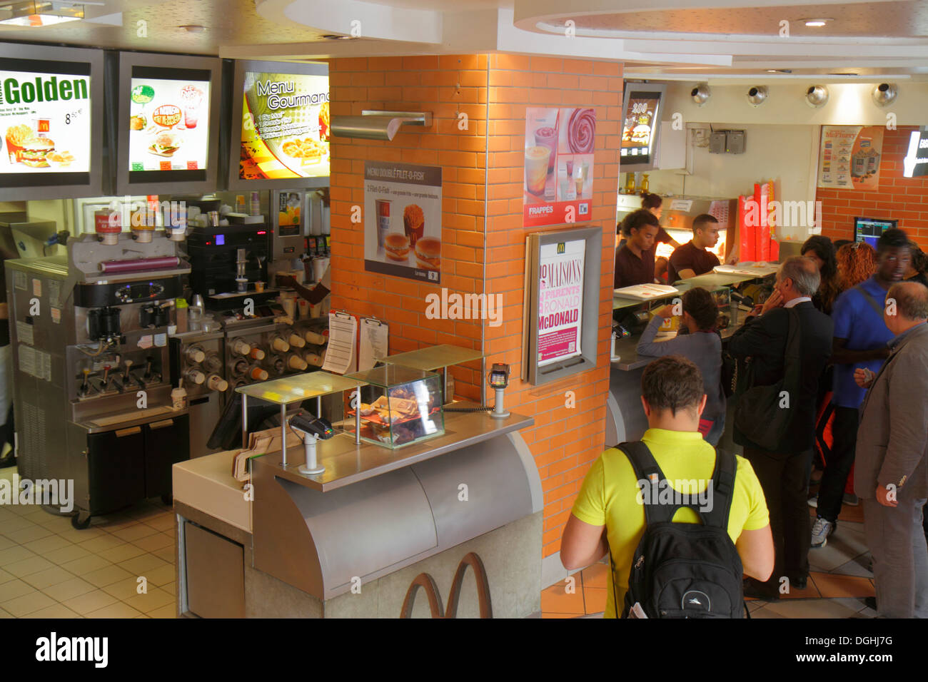 Paris mcdonalds interieur Banque de photographies et d’images à haute ...