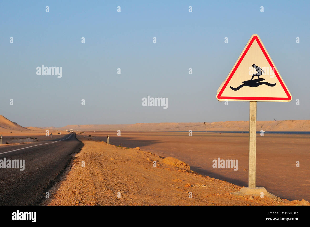 Panneau routier "Attention Surfers' à la baie de Rio de Oro, Westsahara ...