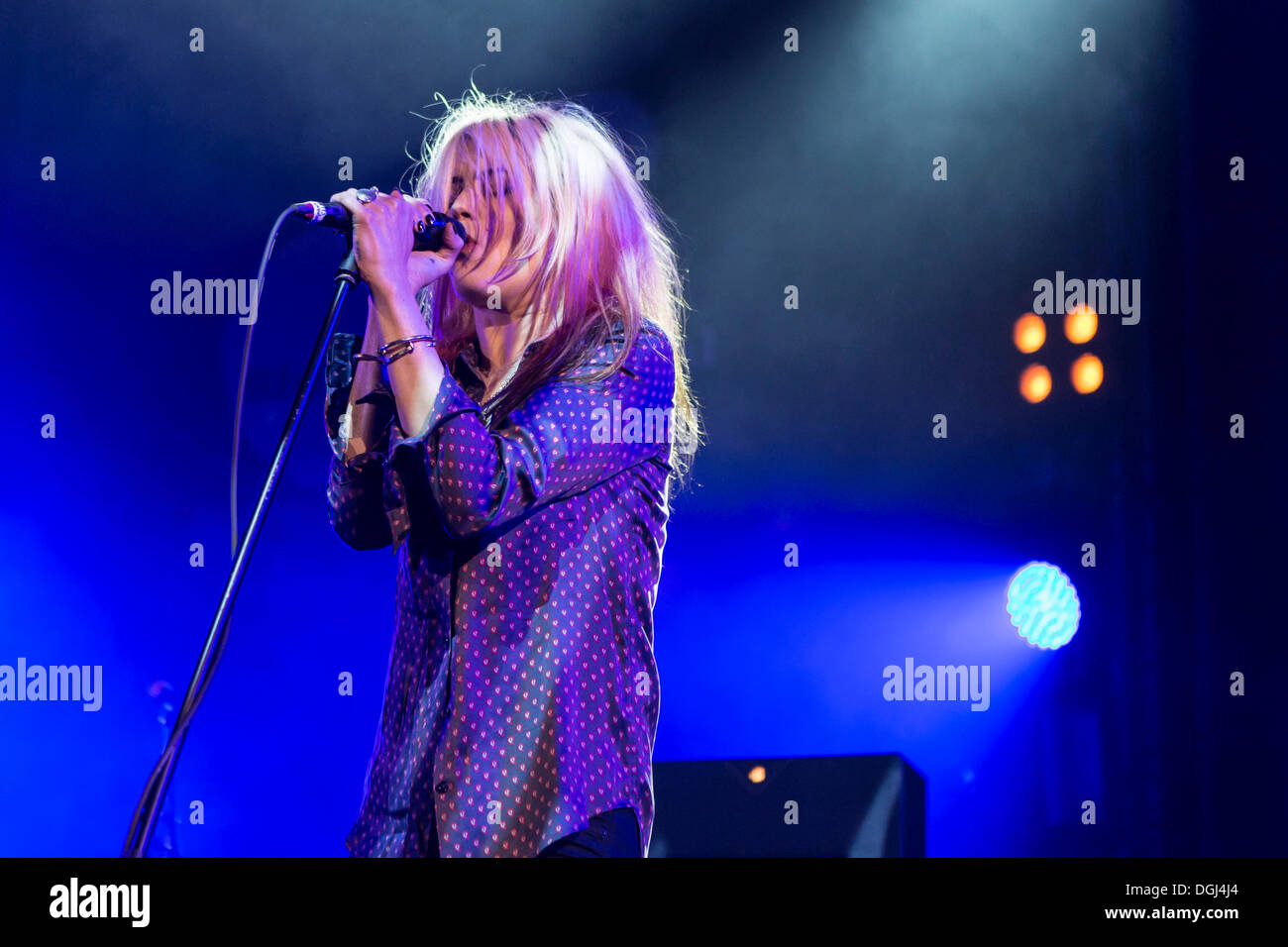La chanteuse Alison Mosshart du groupe de rock anglo-américain le "tue ...