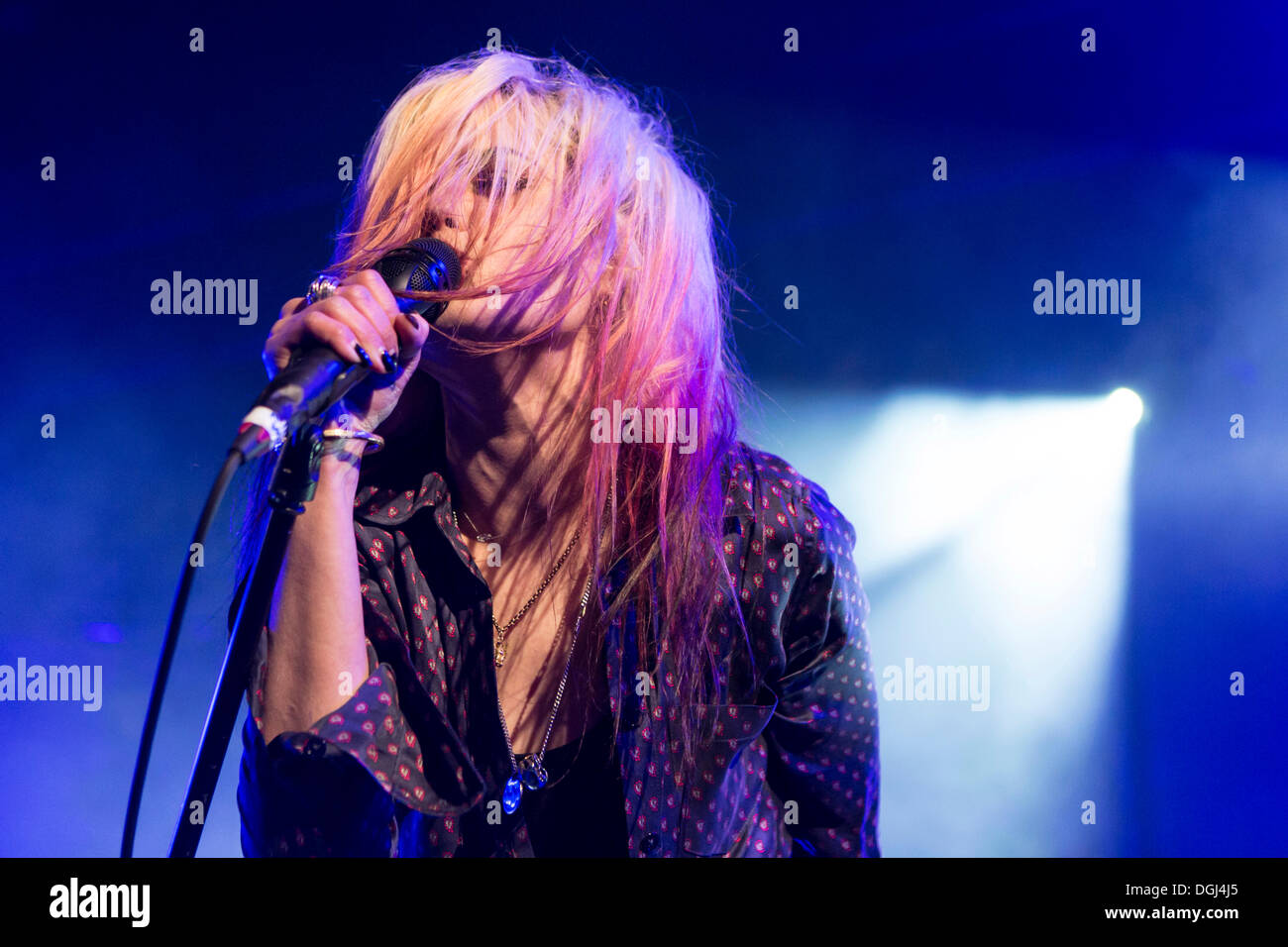 La chanteuse Alison Mosshart du groupe de rock anglo-américain le "tue ...