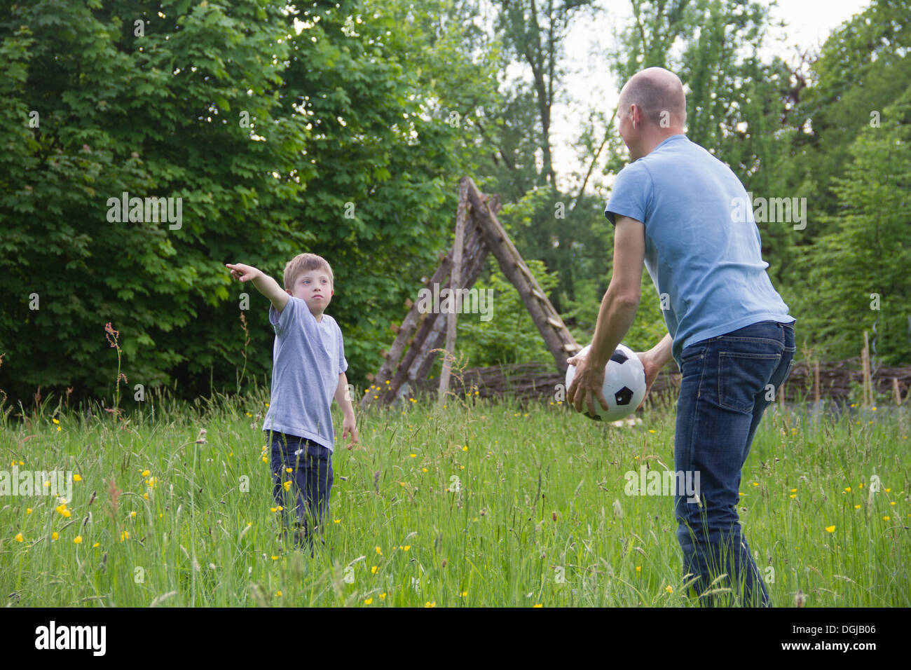 Football Père Fils Pleine Longueur Banque De Photographies Et Dimages