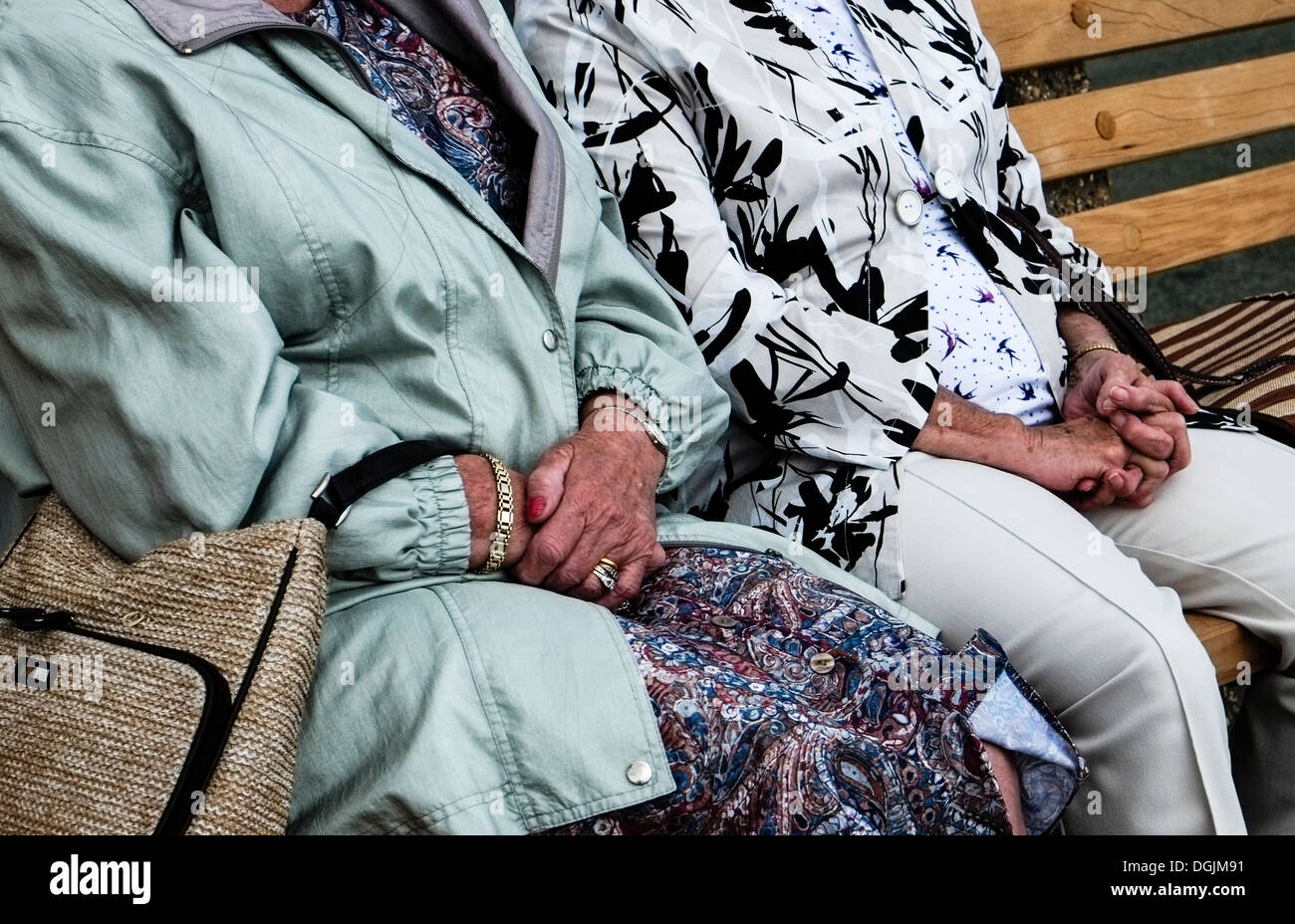 Vieilles Personnes Assises Sur Un Banc Banque De Photographies Et D