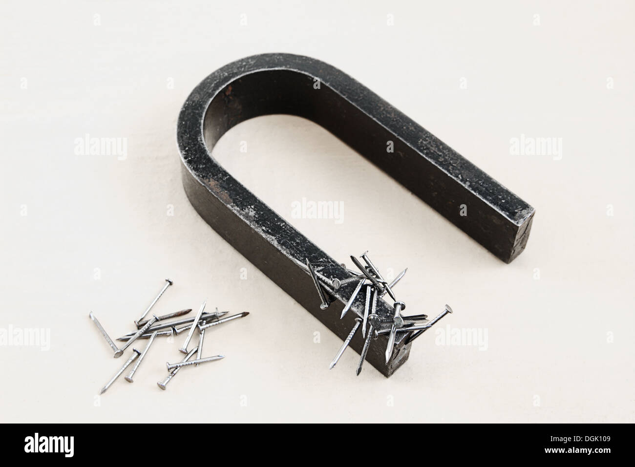 Aimant et clous Banque de photographies et d’images à haute résolution ...