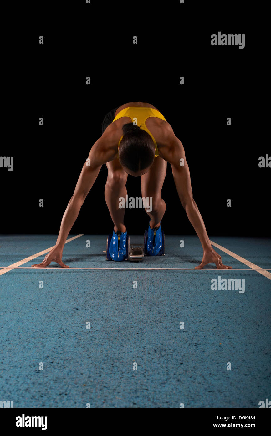 Young female athlete starting blocks Banque de photographies et d ...