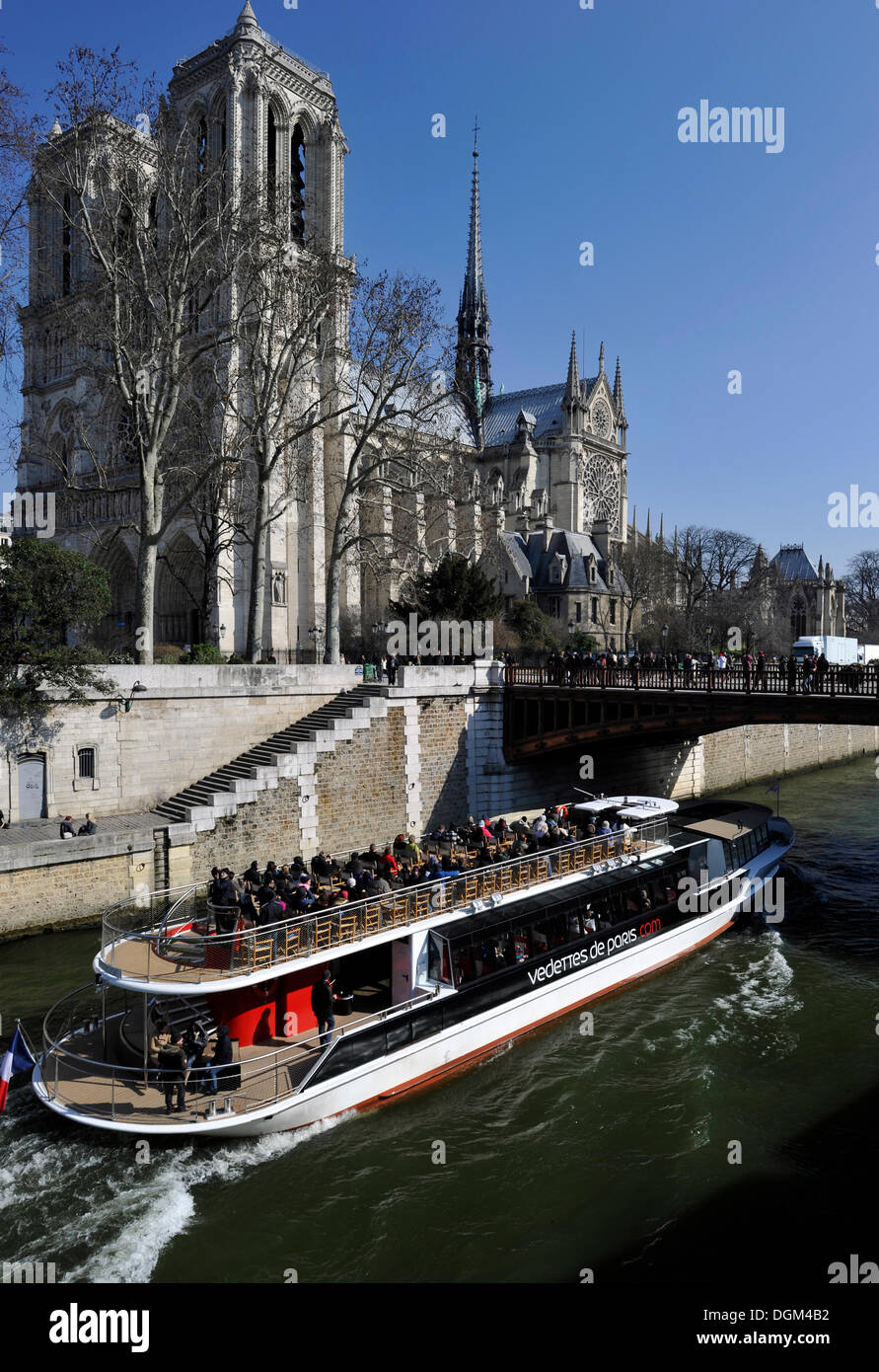 Bateau de tourisme sur la seine Banque de photographies et d’images à ...