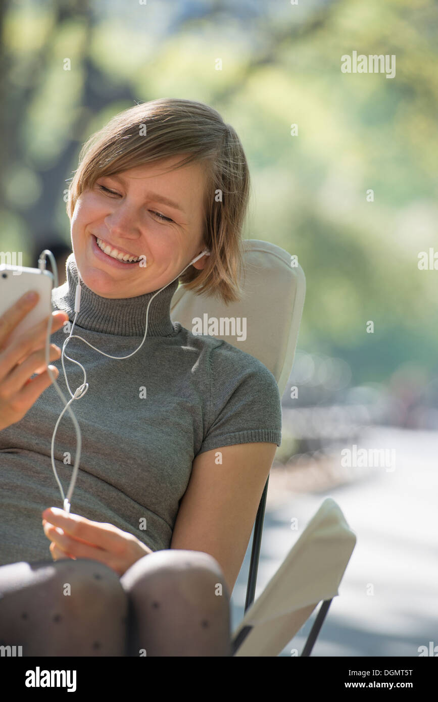 Femme assise dans une chaise de bureau Banque de photographies et d’images à haute résolution ...