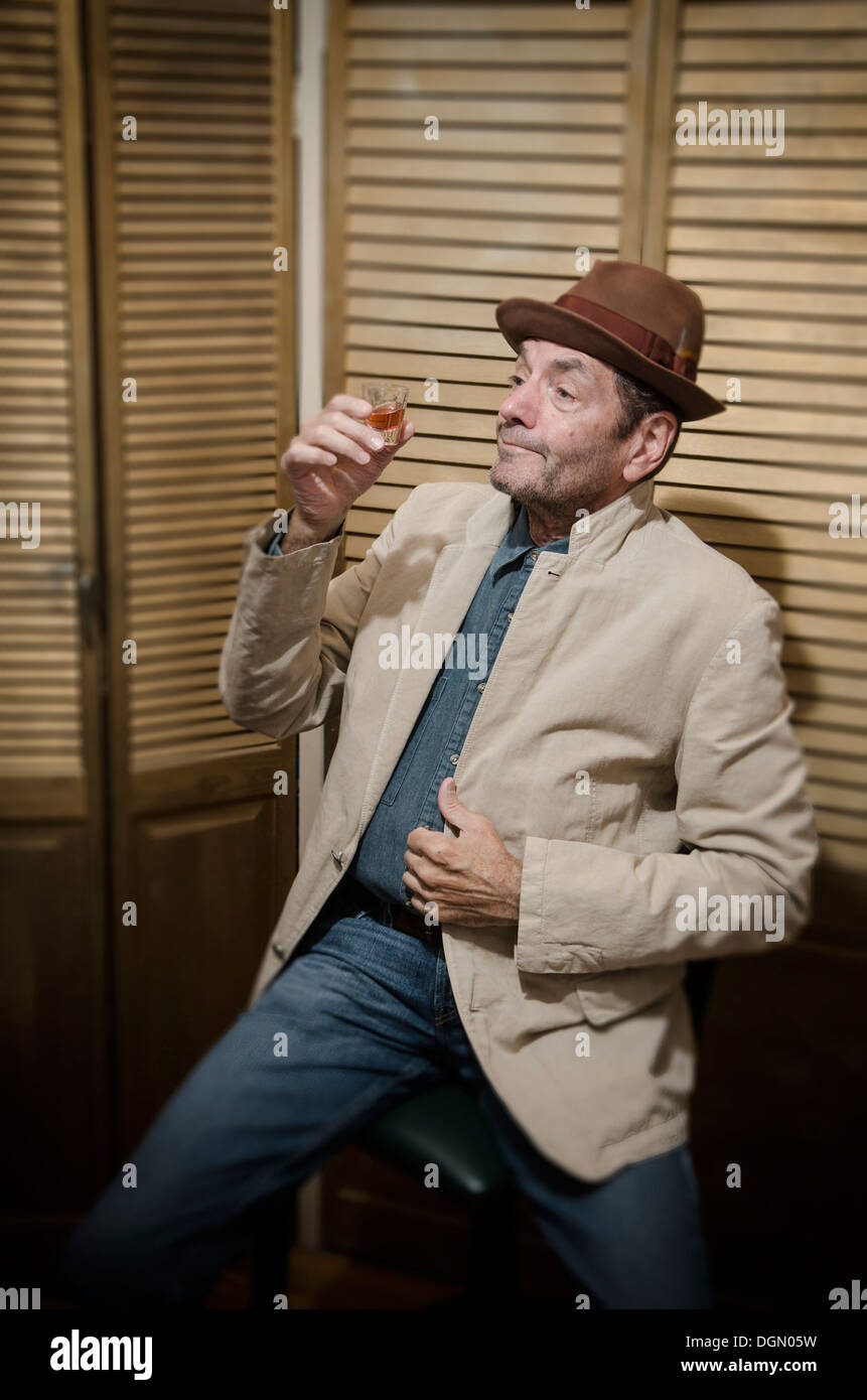 Homme alcoolique Banque de photographies et d’images à haute résolution ...