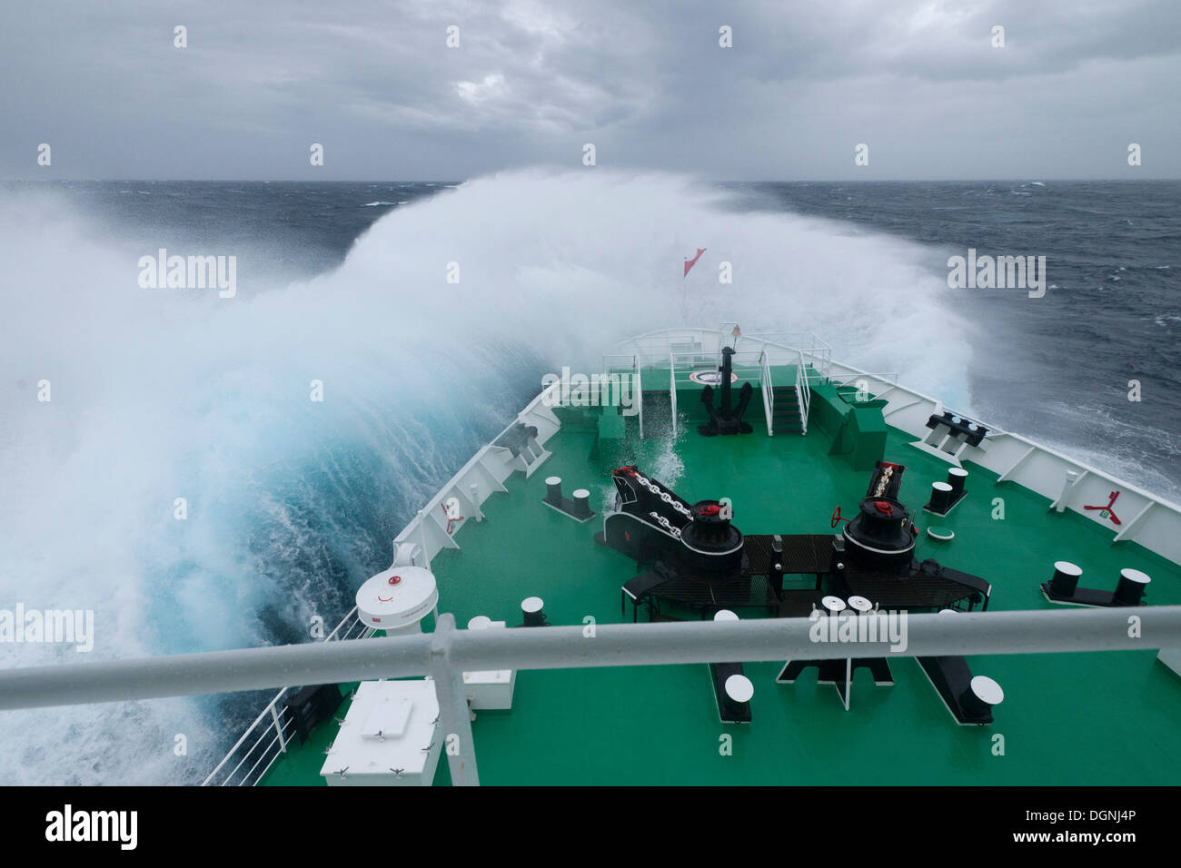 Une énorme vague brise sur la proue du bateau de croisière MS ...