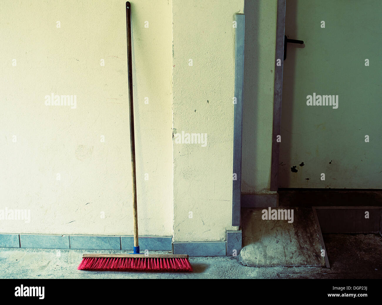 Balai rouge Banque de photographies et d’images à haute résolution - Alamy