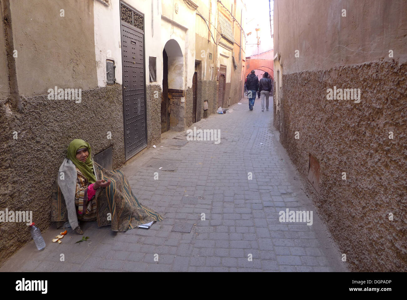 Femme arabe mendiant Banque de photographies et d’images à haute ...