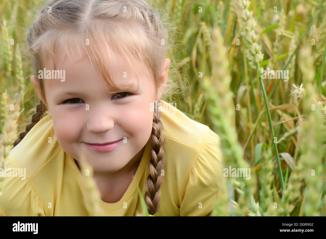 Petite fille dans le champ Banque de photographies et d’images à haute ...