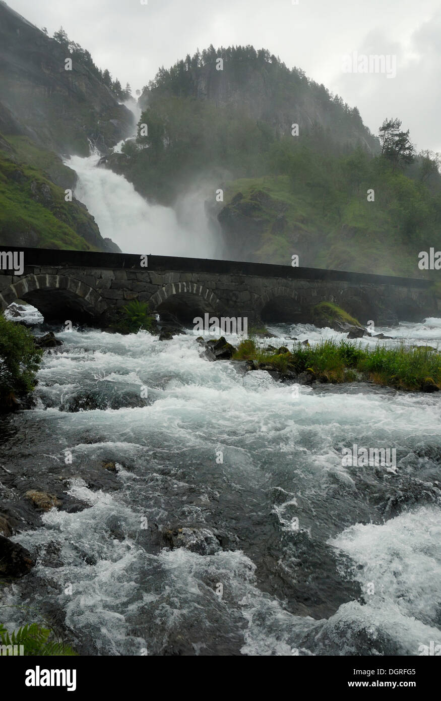 Bord de la cascade Banque de photographies et d’images à haute ...