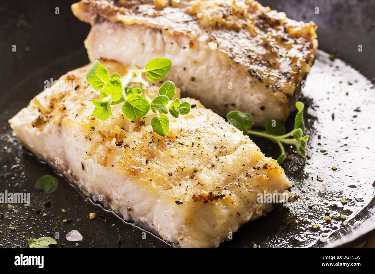 Filet de mérou poêlé aux herbes Photo Stock - Alamy