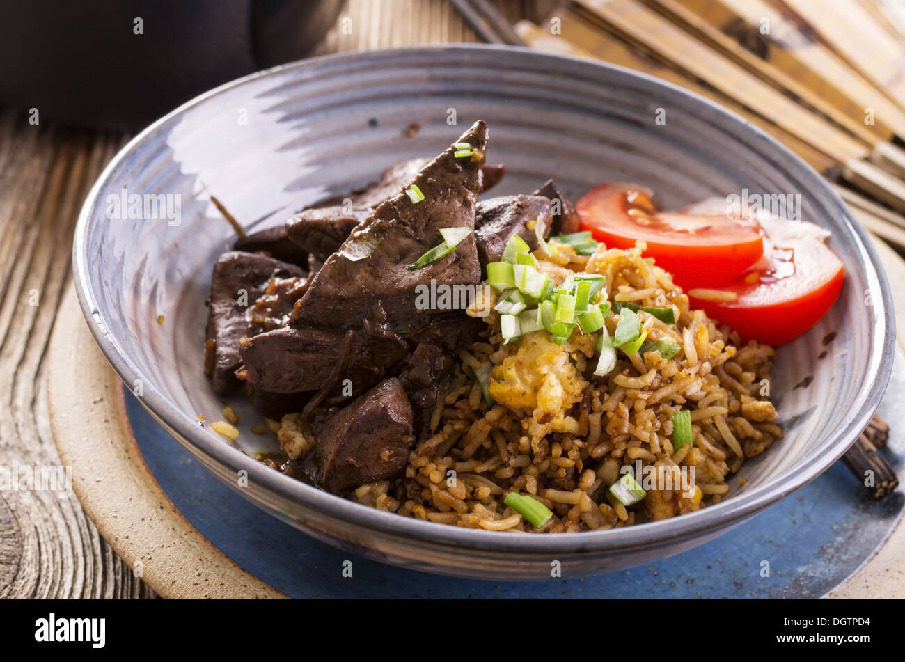 Riz frit avec de la viande Banque de photographies et d’images à haute ...