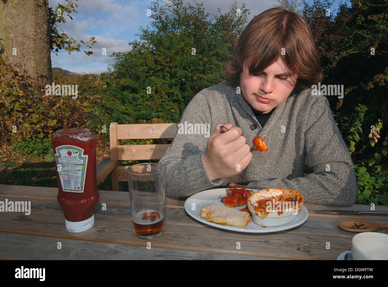 Un adolescent de 18 ans de manger un repas de pub Photo Stock - Alamy