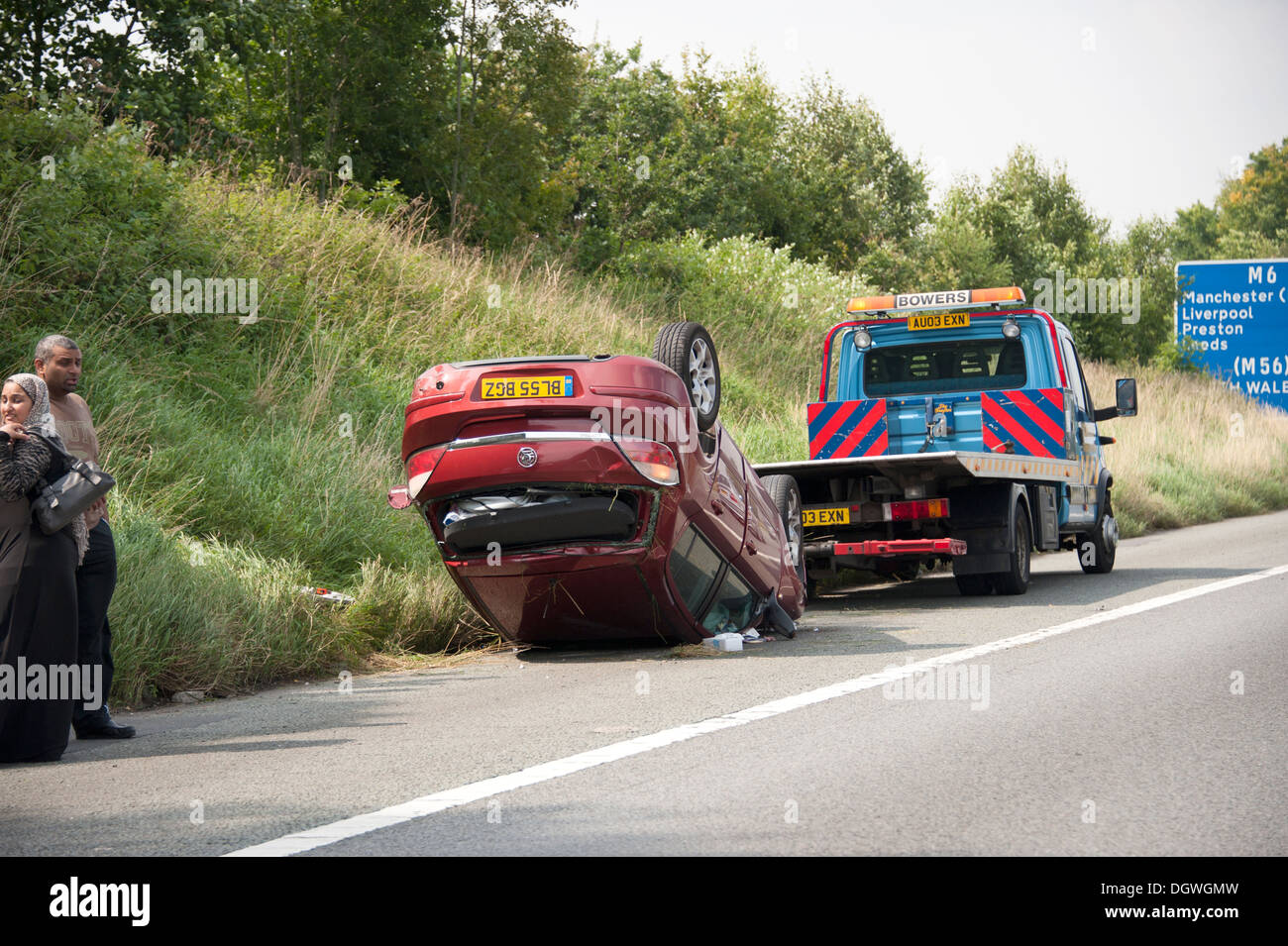Crashed car on motorway Banque de photographies et d’images à haute ...