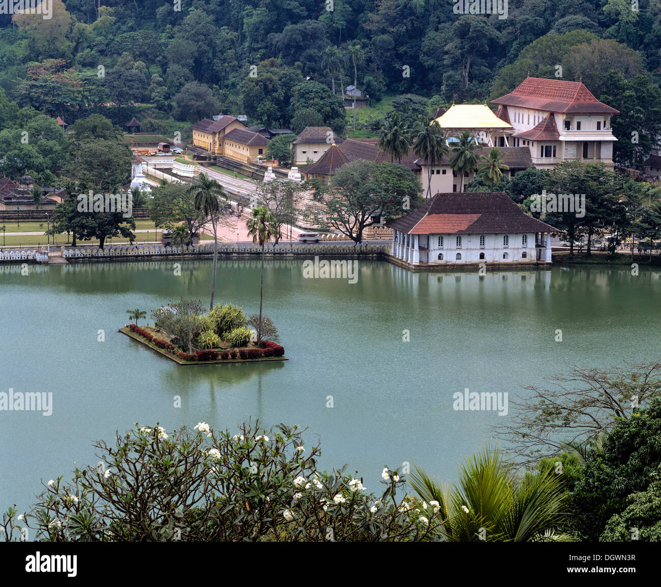 Le lac de Kandy, Temple de la Dent sacrée ou Sri Dalada Maligawa, Kandy ...