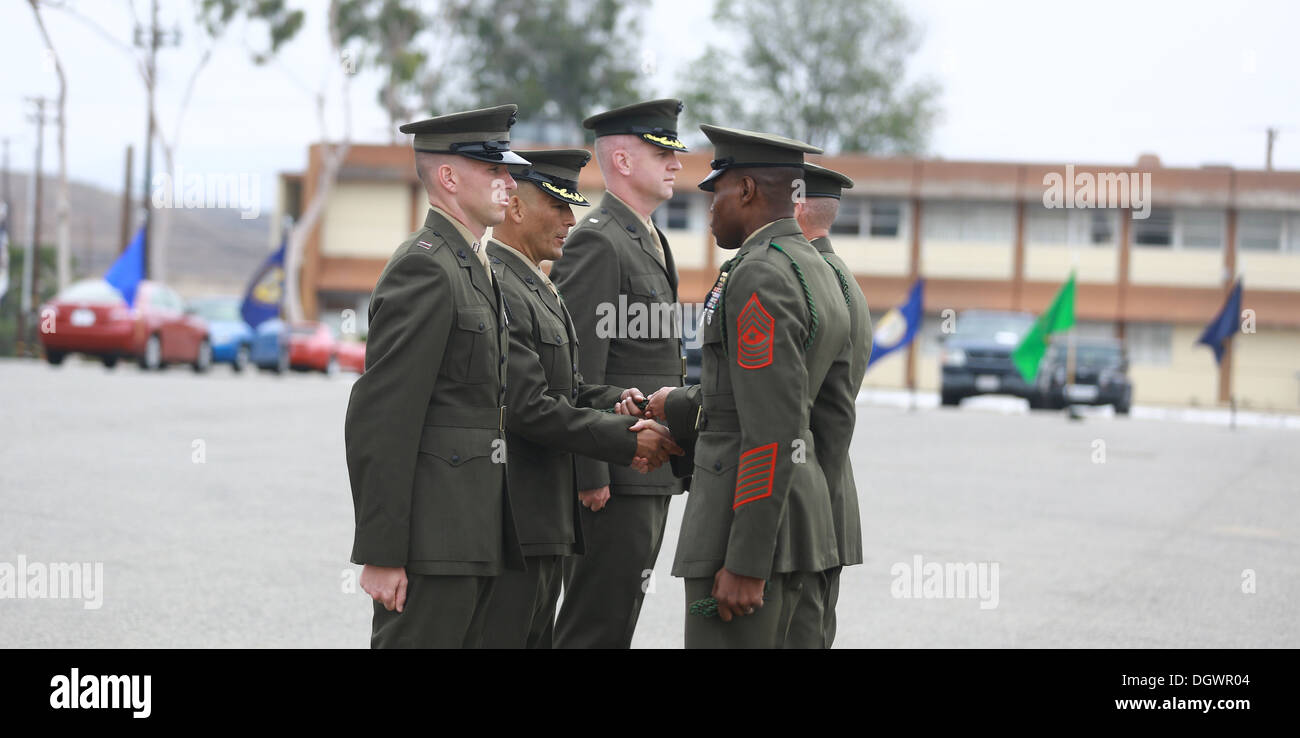 Le Colonel Jason Bohm, commandant, 5e Régiment de Marines, passe la ...