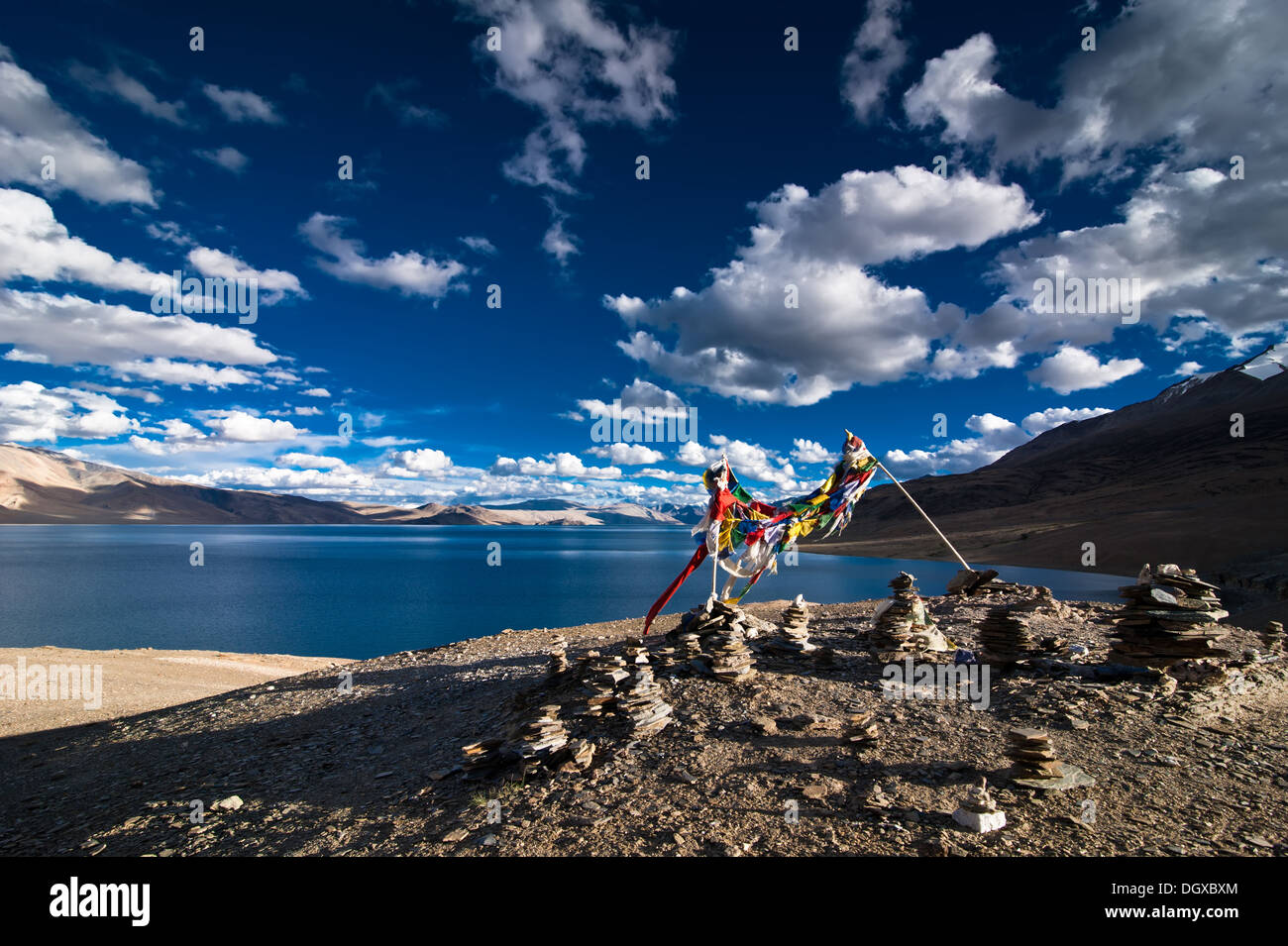Vue du coucher de soleil au lac Tso Moriri pyramide de pierre et de ...
