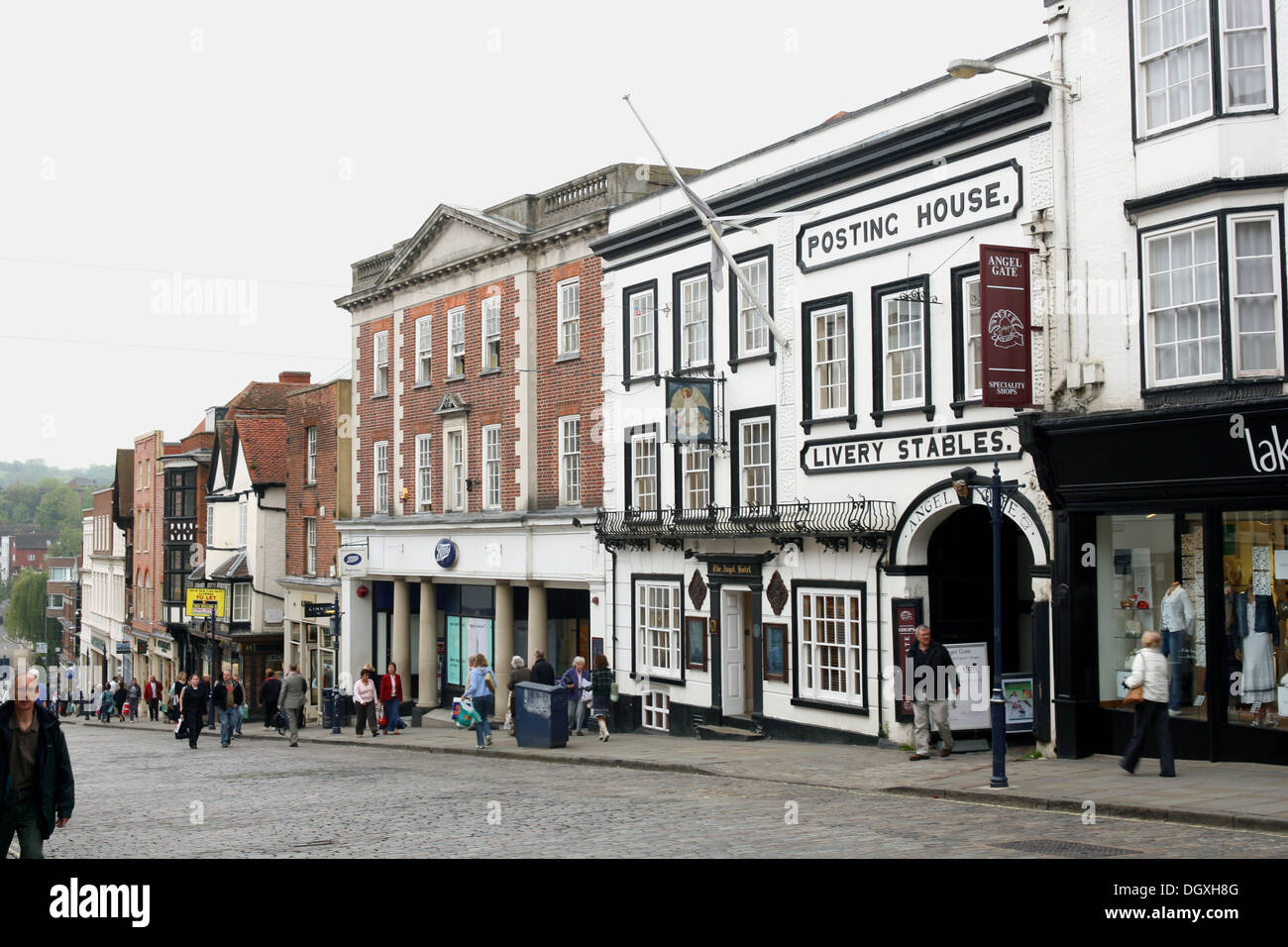 Guildford historic high street shoppers Banque de photographies et d ...