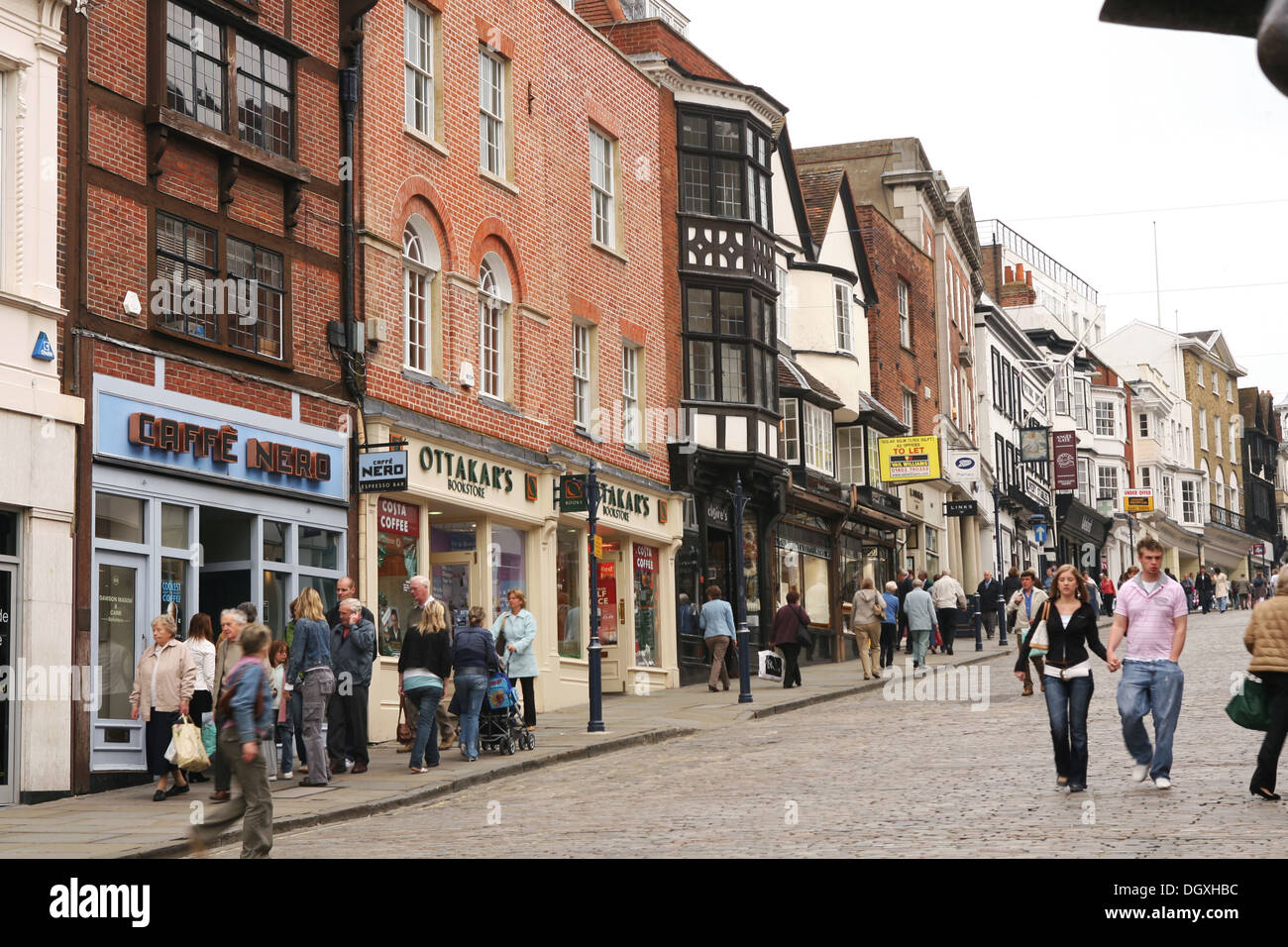 Guildford historic high street shoppers Banque de photographies et d ...