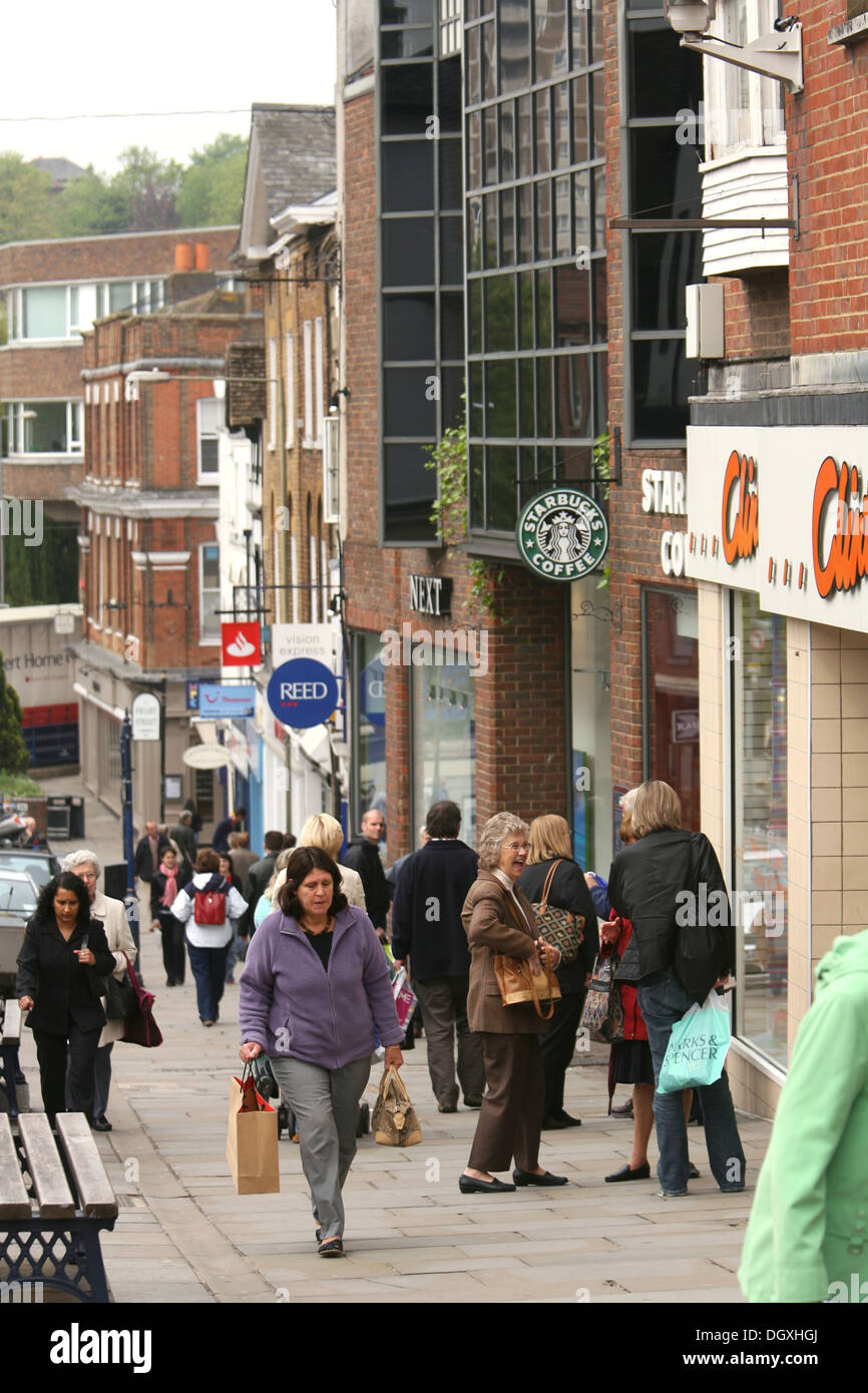 Guildford historic high street shoppers Banque de photographies et d ...