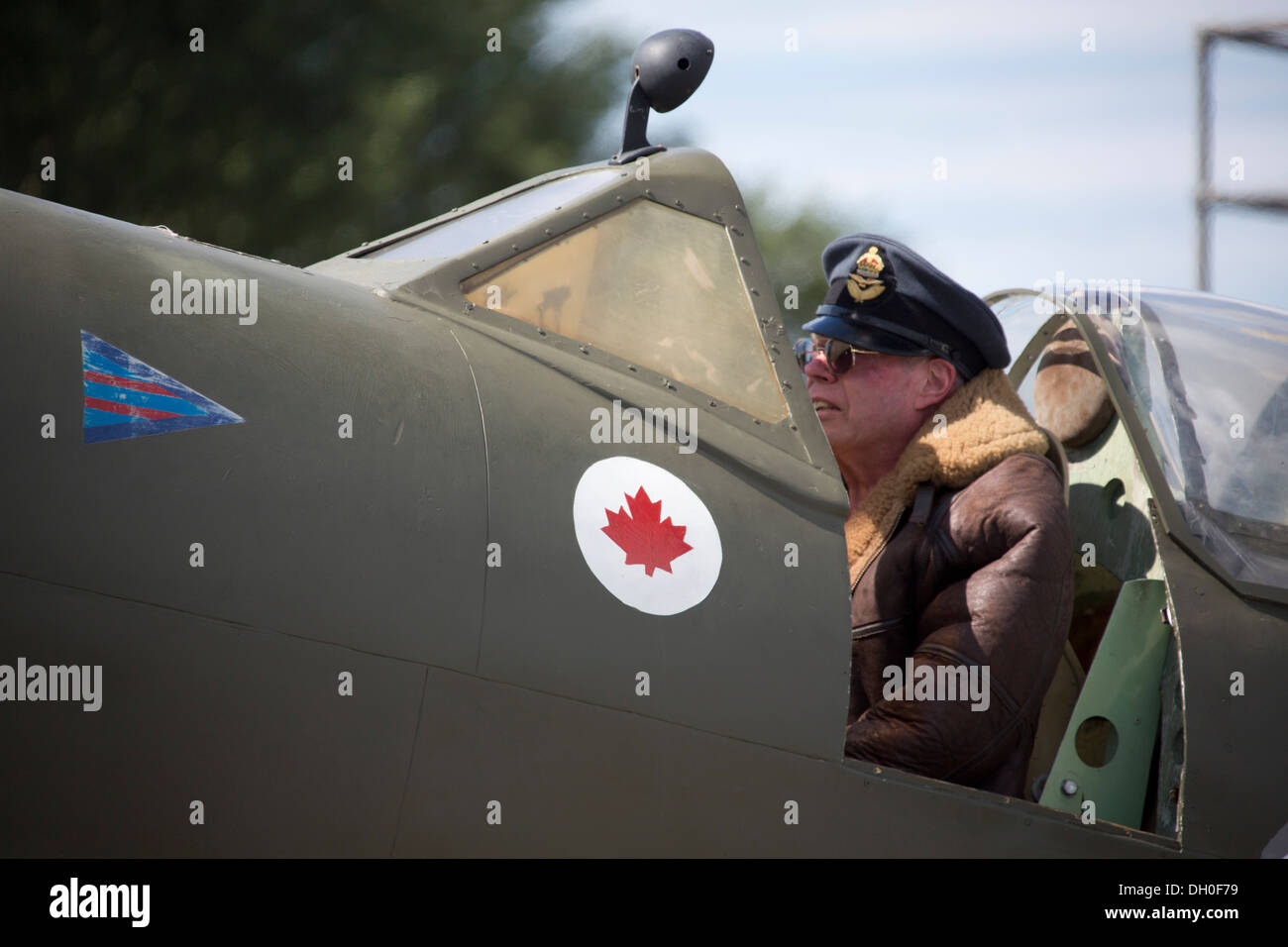 Spitfire pilot in cockpit Banque de photographies et d’images à haute ...