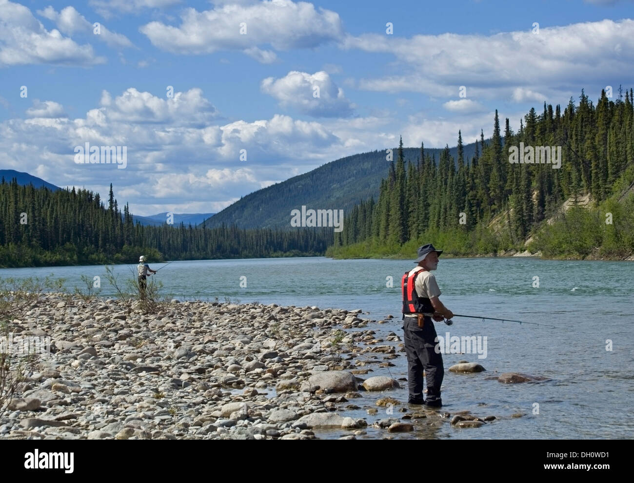 Pêche à l'homme de la rivière Upper Liard, banc de gravier, les ...