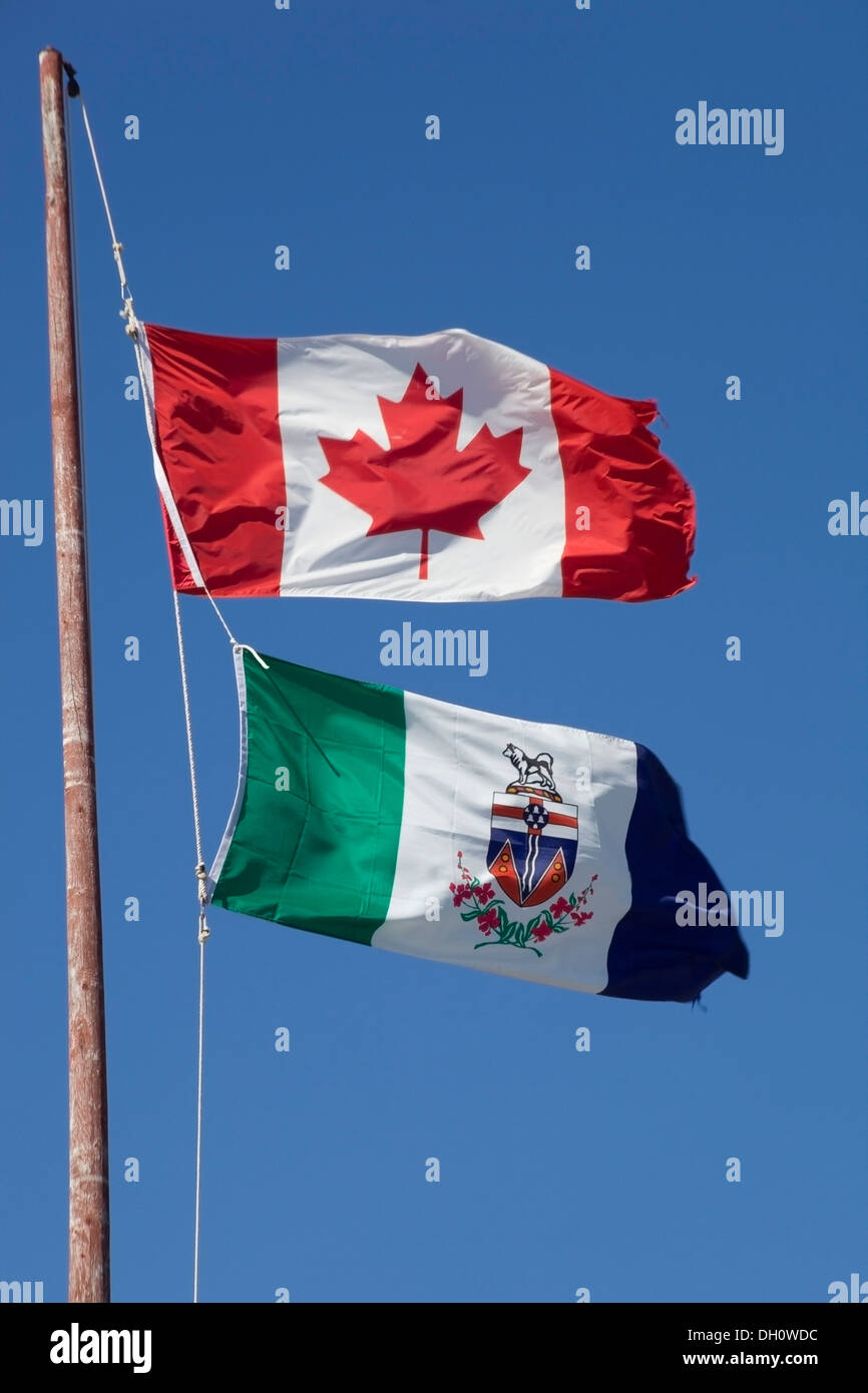 Drapeau du Canada et du Yukon drapeau territorial, dans le vent ...