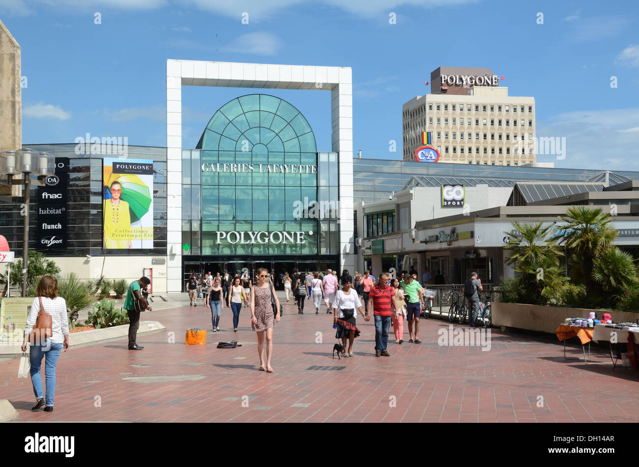 L'extérieur du Centre Commercial Polygone Shoppers ou un centre ...