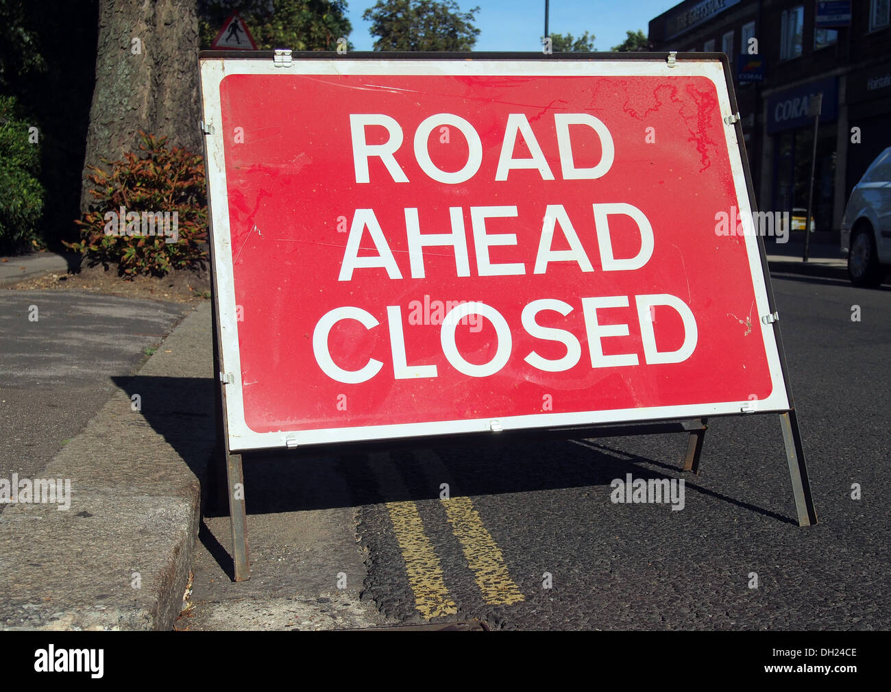 Road ahead closed sign Banque de photographies et d’images à haute ...