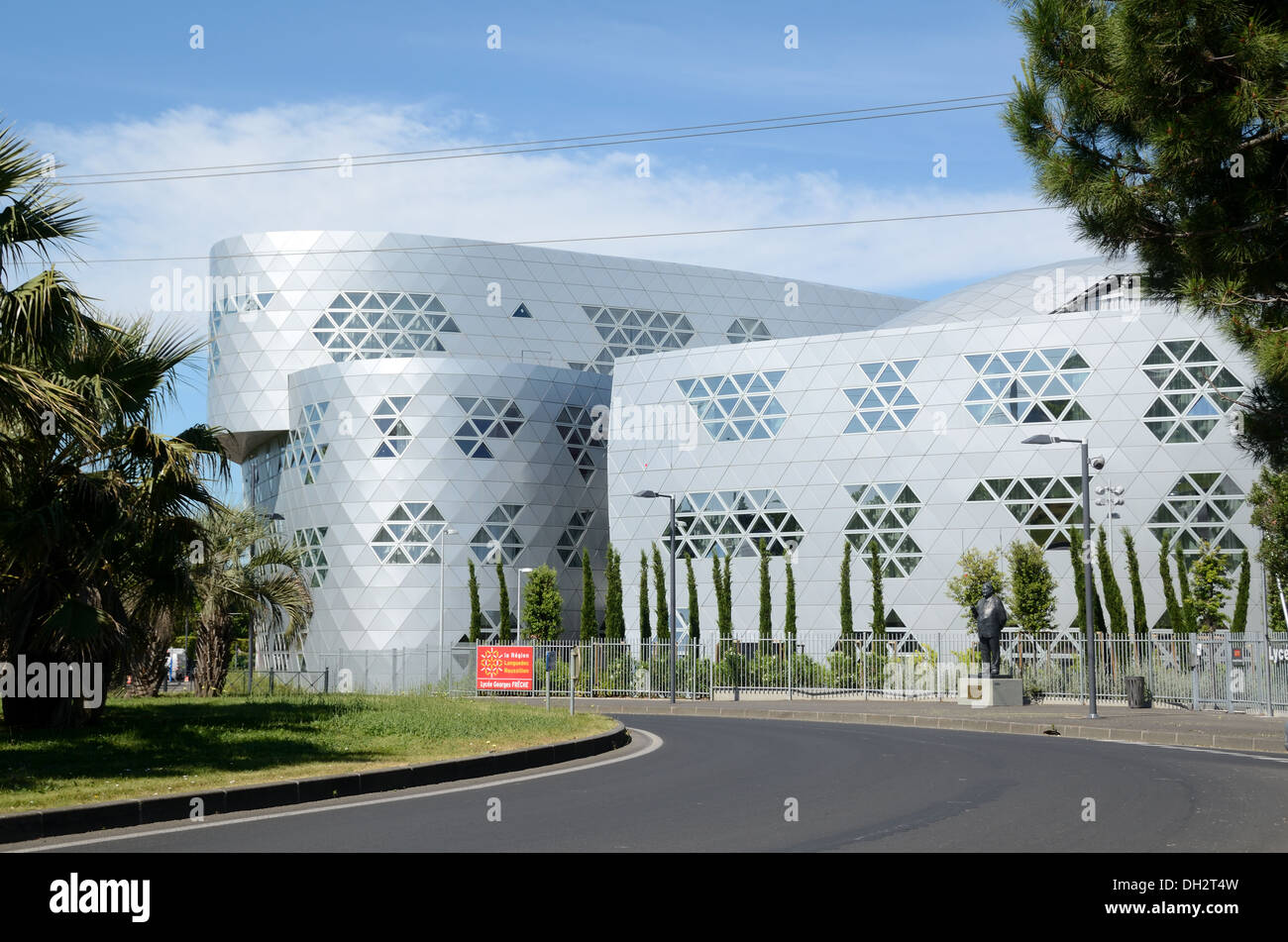 Batiment scolaire moderne Banque de photographies et d’images à haute ...