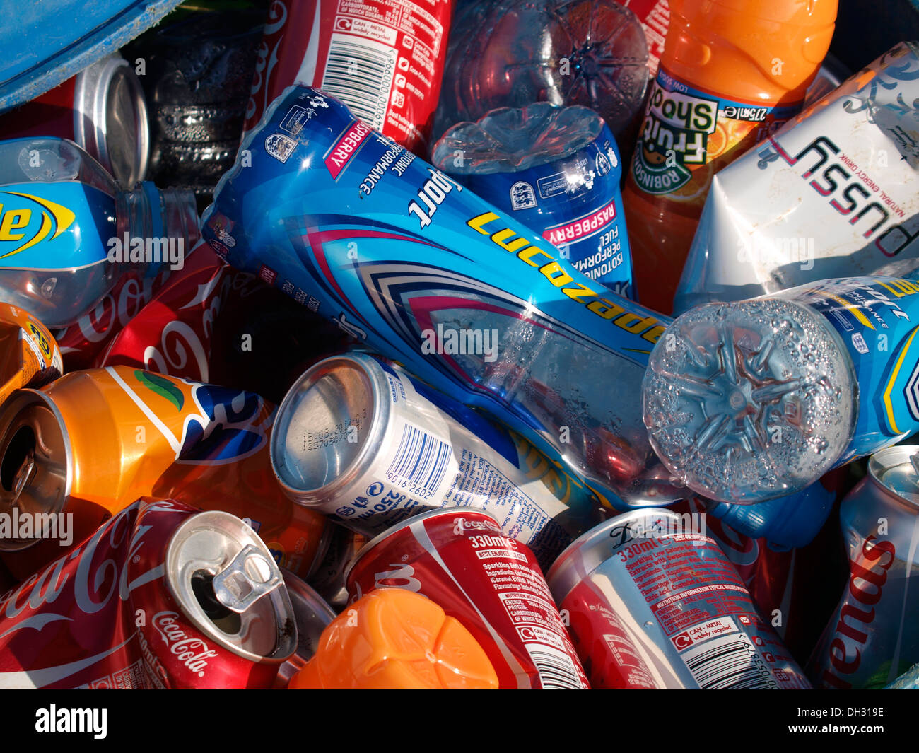 Recyclage des bouteilles canettes Banque de photographies et d’images à ...
