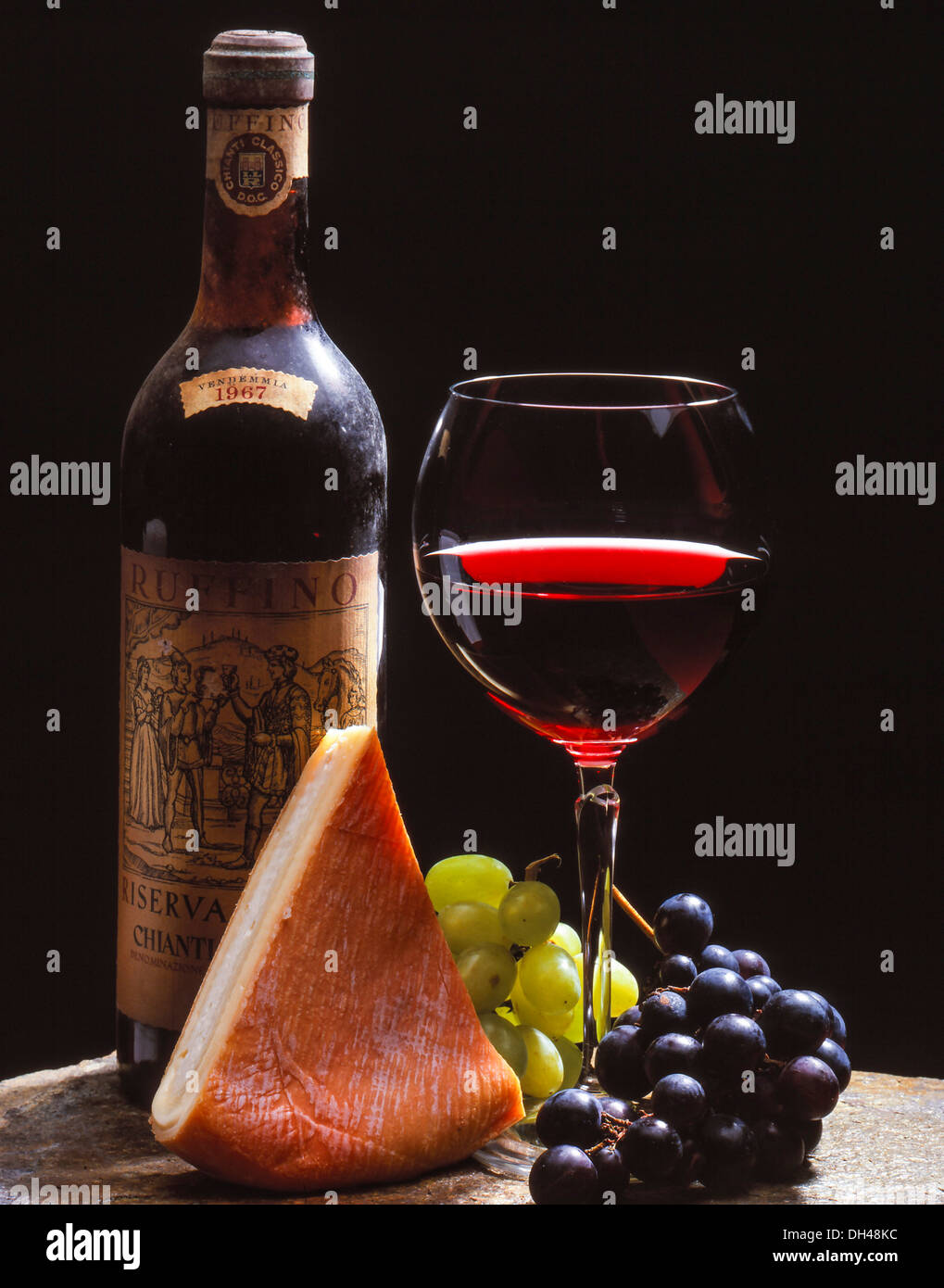 Une vieille bouteille de vin rouge, le Chianti Classico, fromage ...