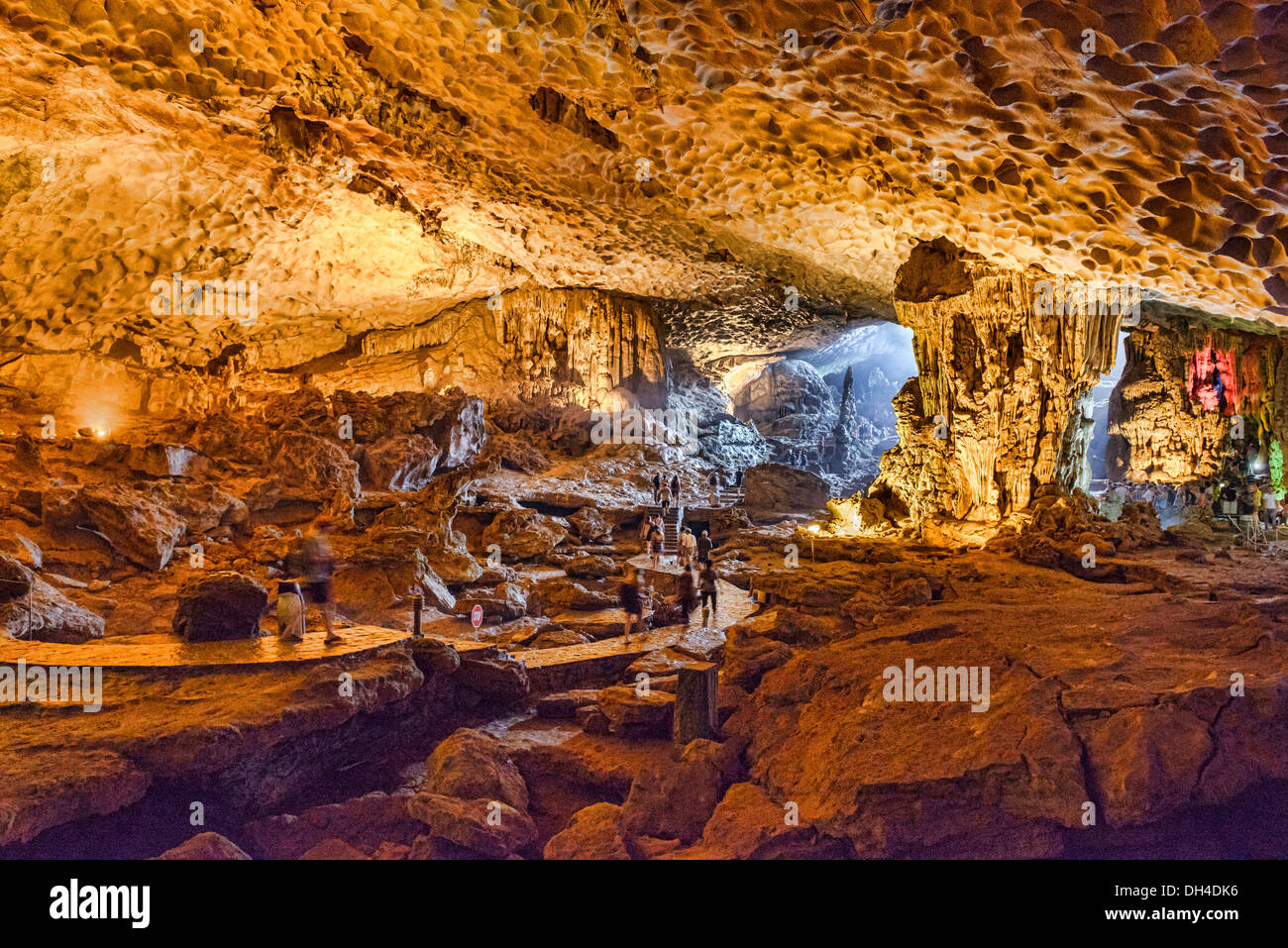 Hang Sung Sot Grotte Surprise dans la baie d'Halong, Vietnam Photo Stock - Alamy
